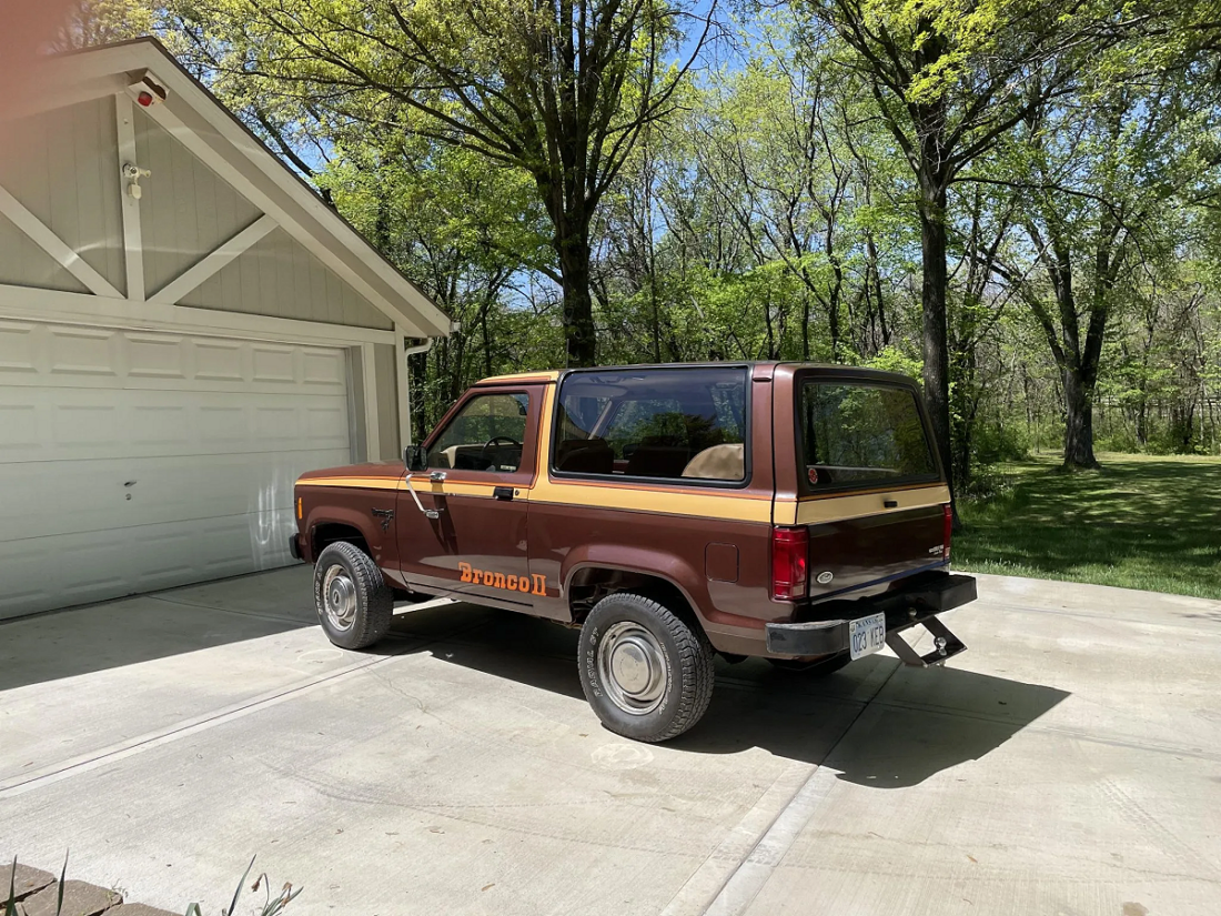 Brown 1984 Ford Bronco II With Hood Decal - Bronco Corral